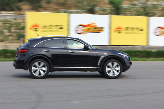 新浪汽车深度测试英菲尼迪FX35